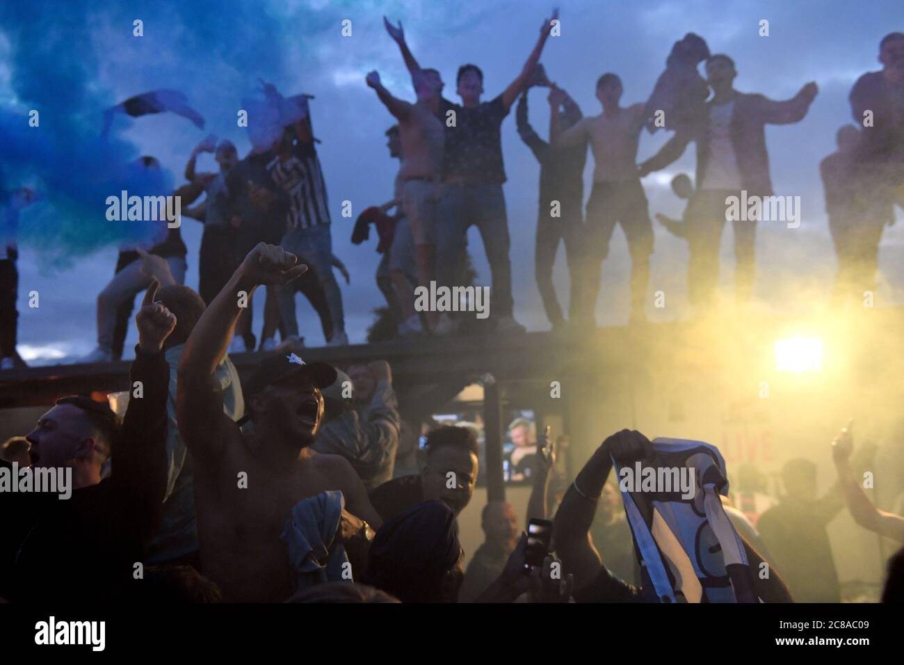 English premier league fans hi-res stock photography and images - Alamy