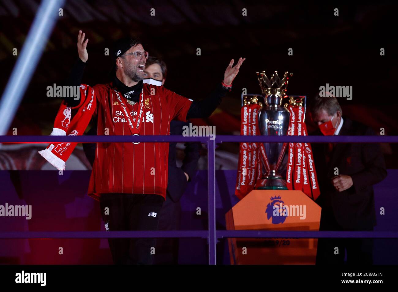 Jurgen klopp premier league trophy hi-res stock photography and images ...