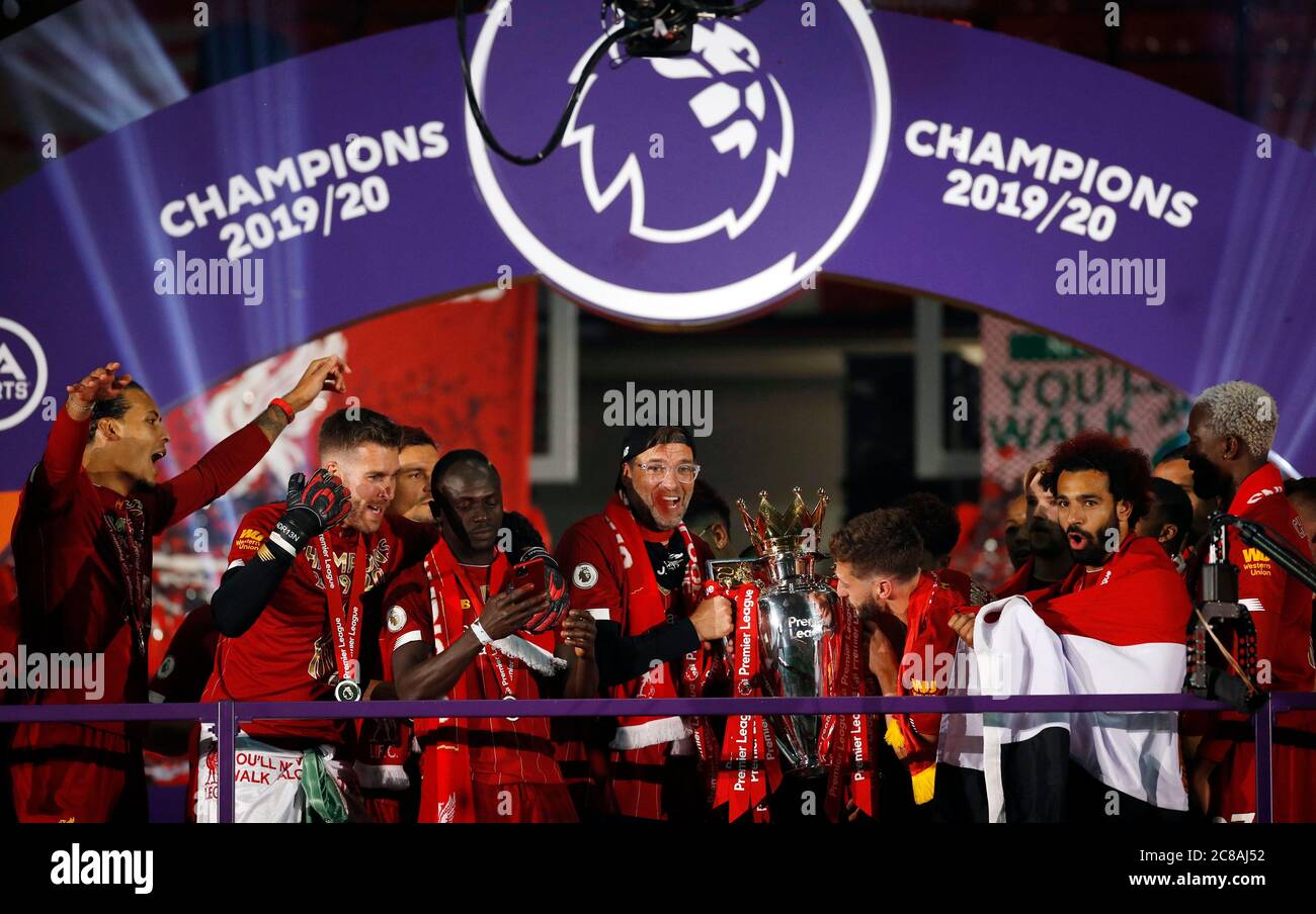 Jurgen klopp premier league trophy hi-res stock photography and images ...