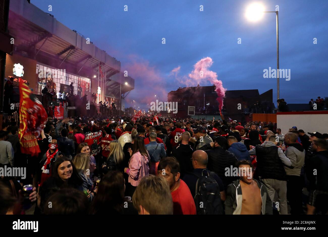 Liverpool fans celebrate outside anfield hi-res stock photography and ...