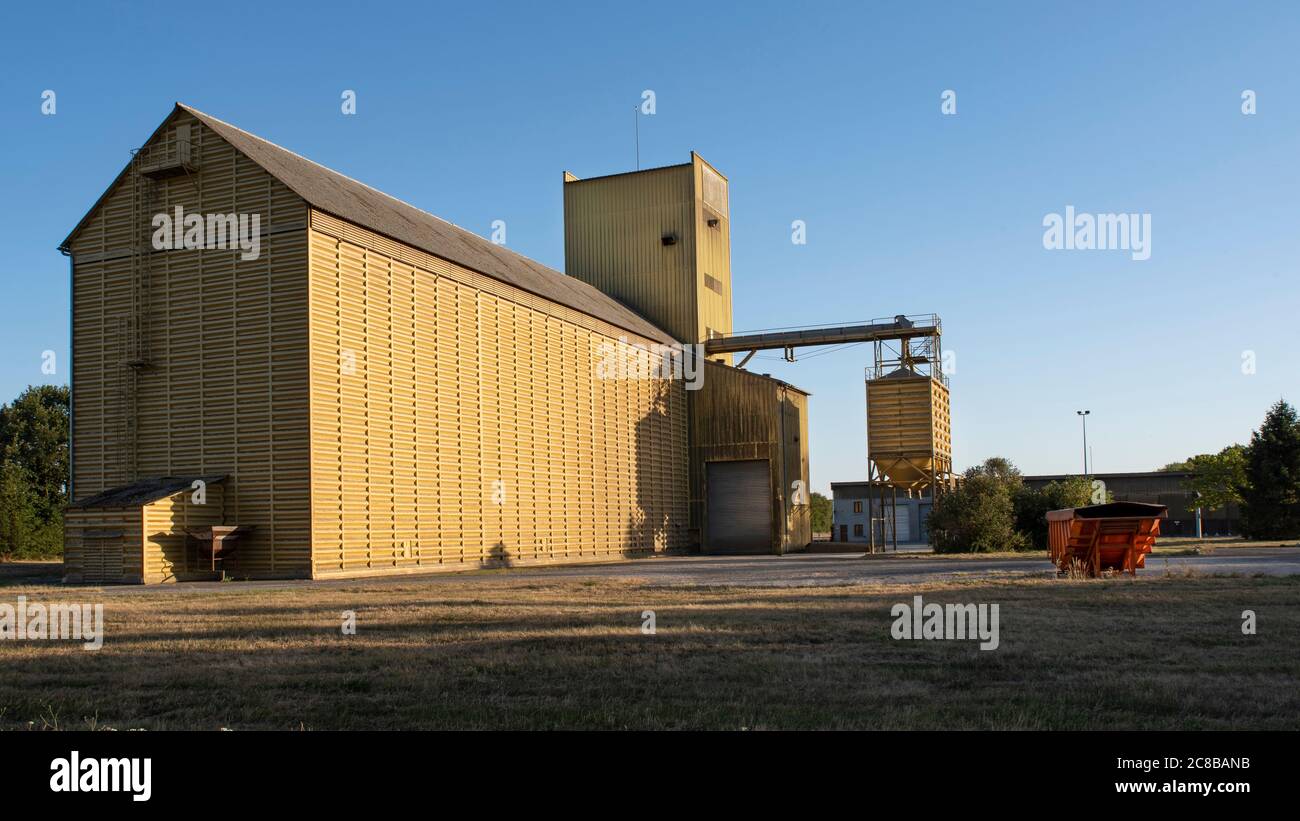 Warehouse and grain storage silo Stock Photo - Alamy