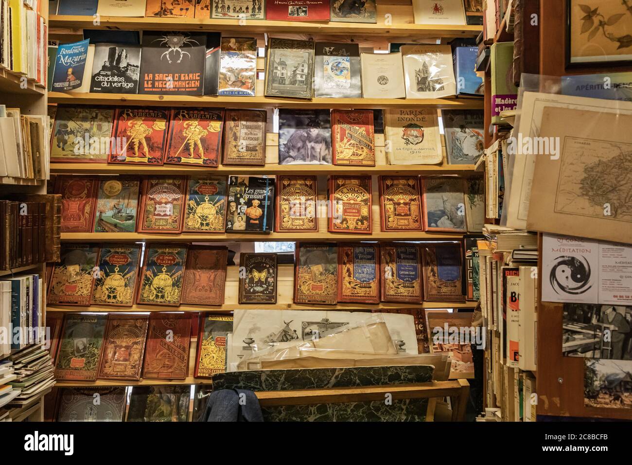 Crowded book shelves hi-res stock photography and images - Alamy