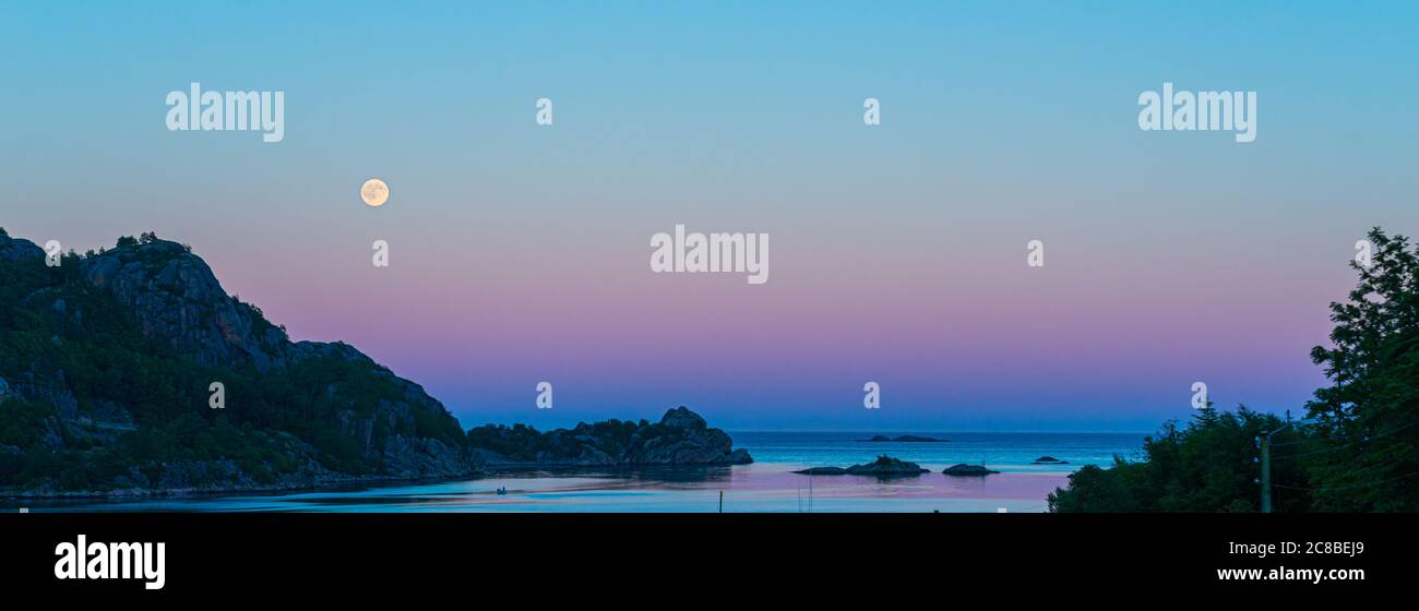 Moon over the horizon hi-res stock photography and images - Alamy