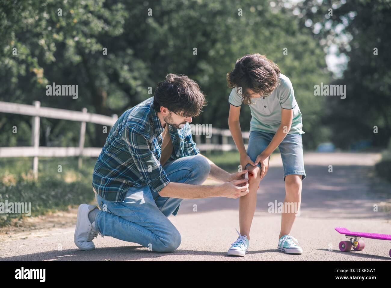 Boy with injured knee hi-res stock photography and images - Alamy