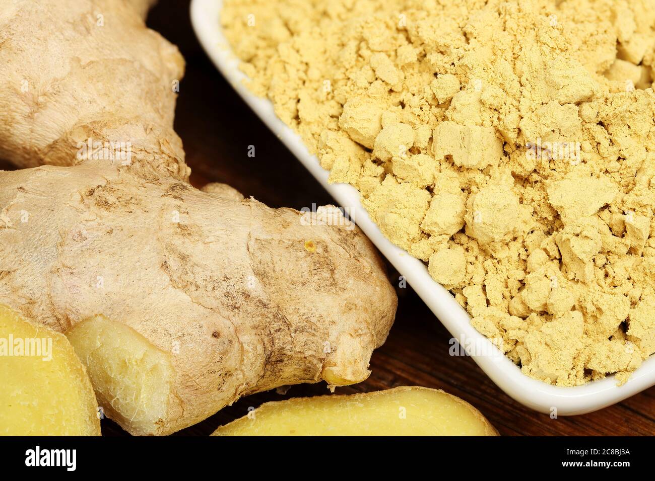 ginger powder and ginger root closeup Stock Photo - Alamy