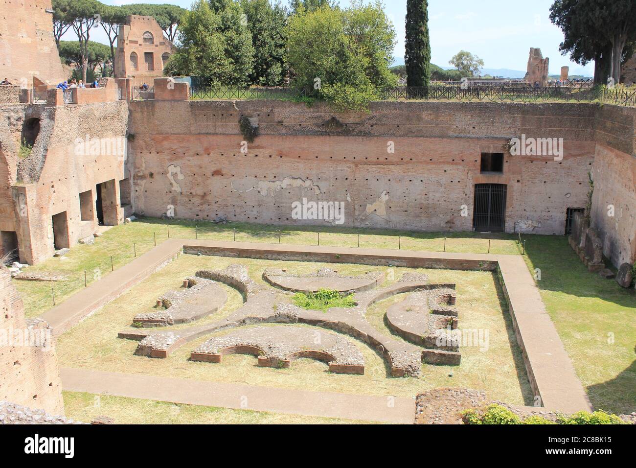 The Roman Forums, a walk in the ancient Roman Forum makes us travel ...