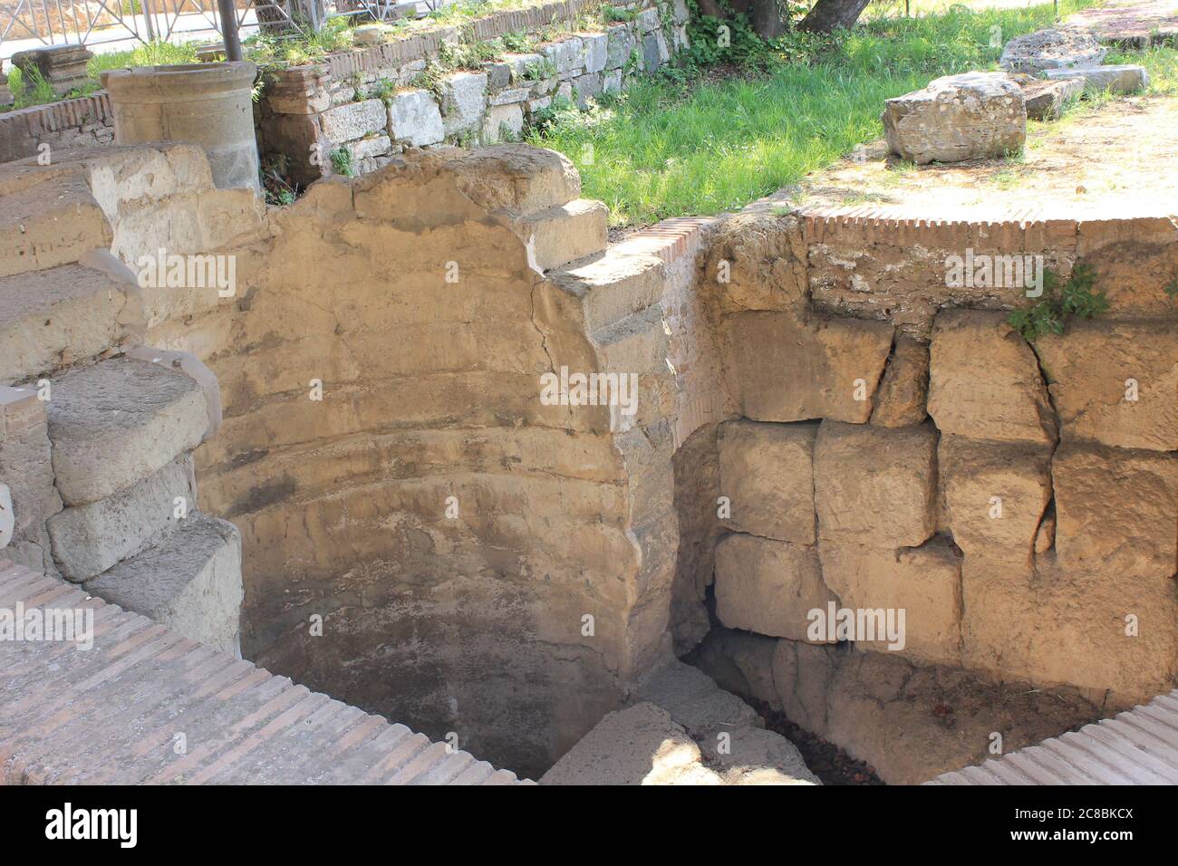 The Roman Forums, a walk in the ancient Roman Forum makes us travel ...