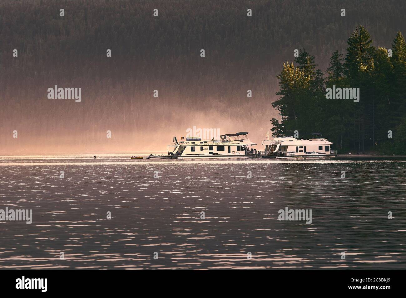 Houseboats shuswap lake hi-res stock photography and images - Alamy