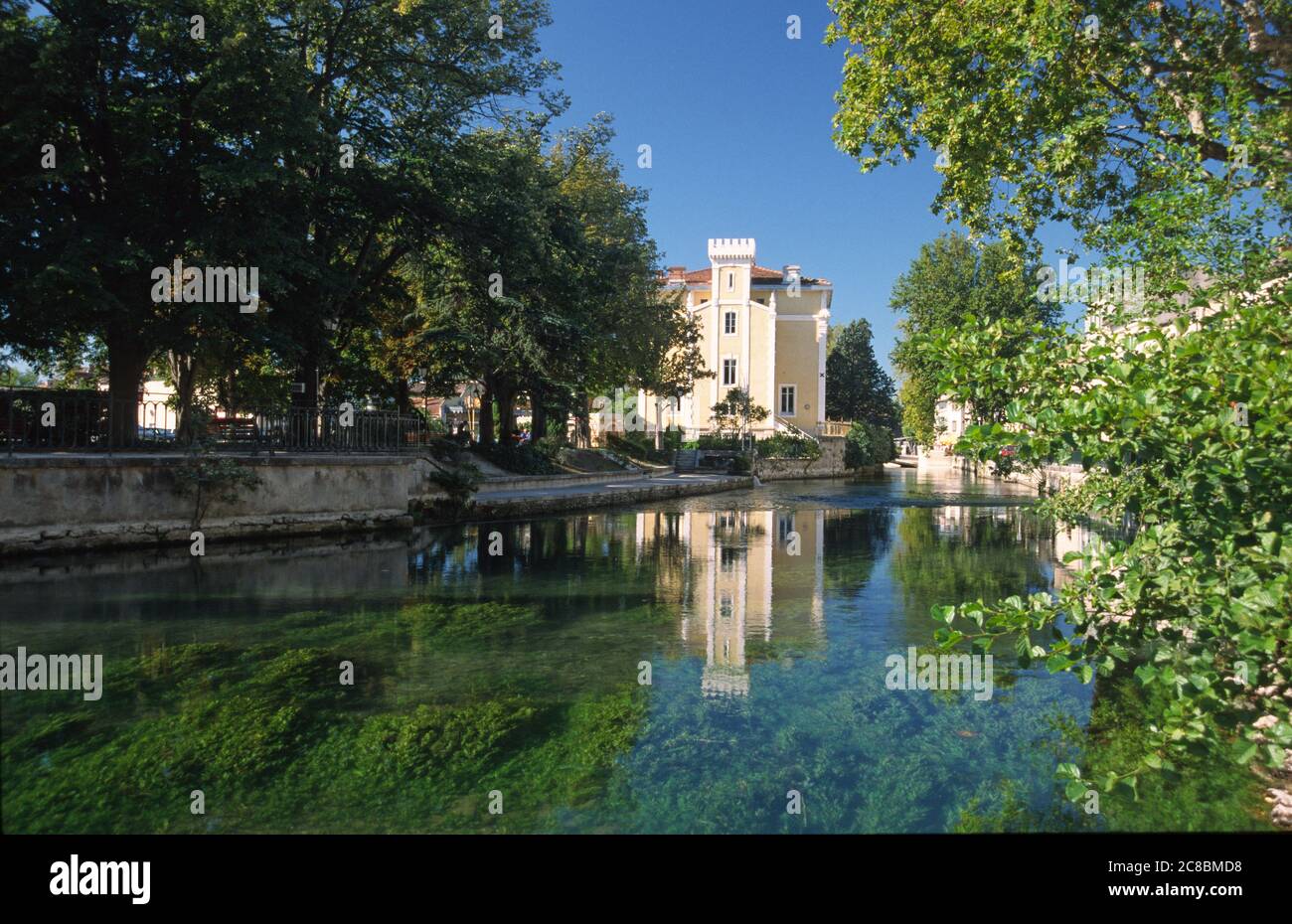L'Isles sur la Sorgues typical village with its paddle wheels Stock Photo - Alamy