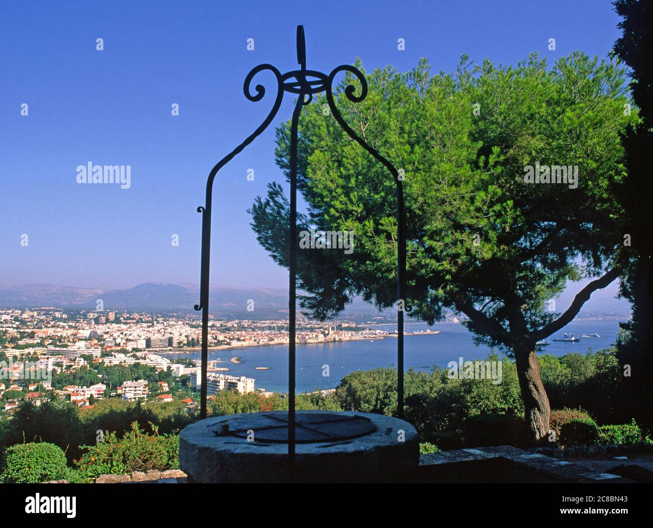 Bay of antibes hi-res stock photography and images - Alamy