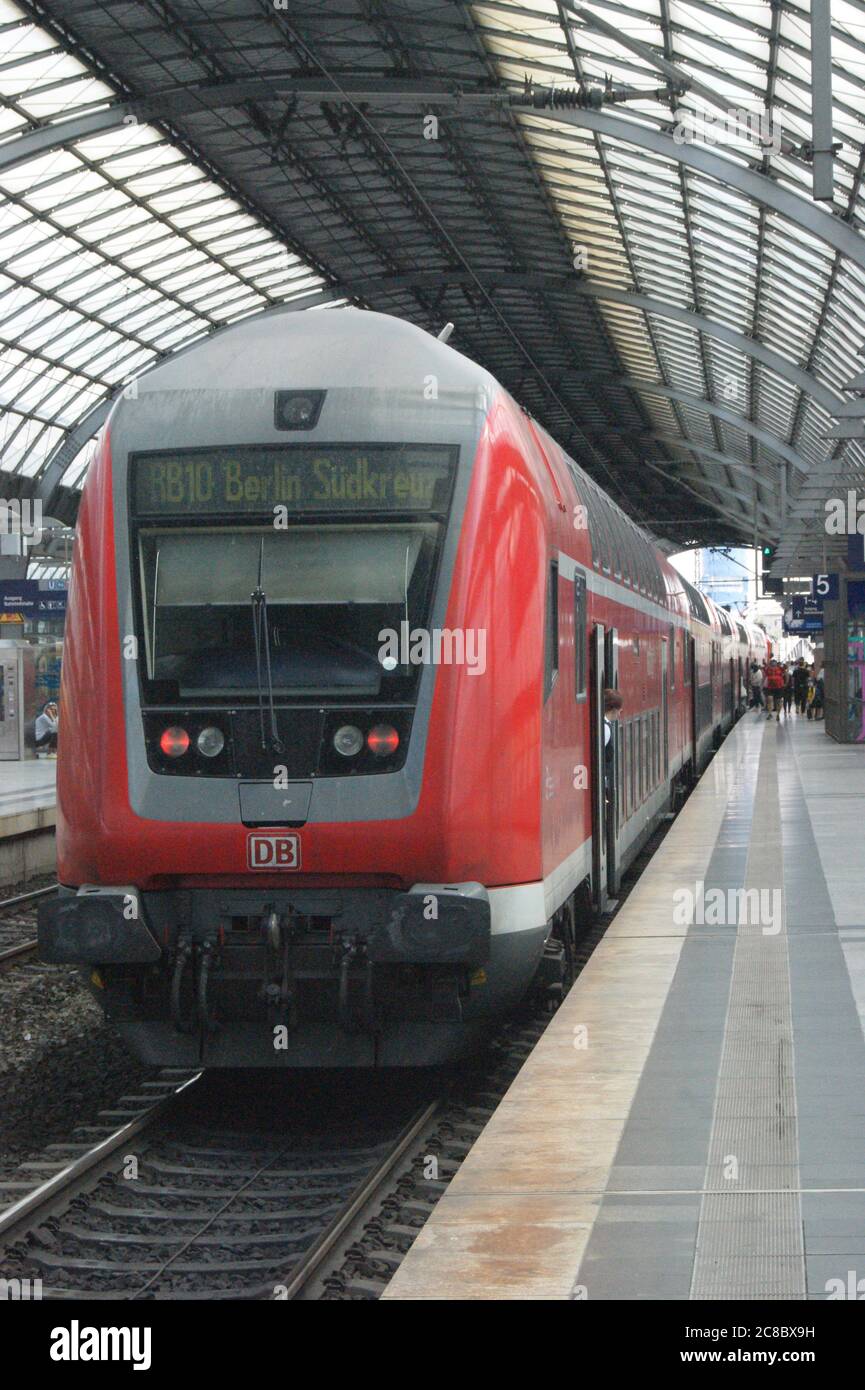 Ein Regionalzug der Regionalbahn-Linie RB 10 Richtung Berlin-Südkreuz ...