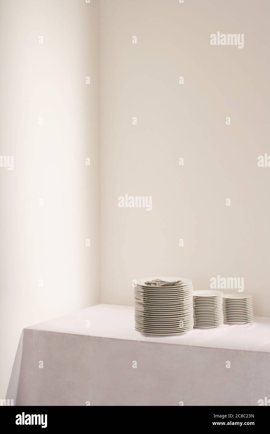 Stacks of plates hi-res stock photography and images - Alamy