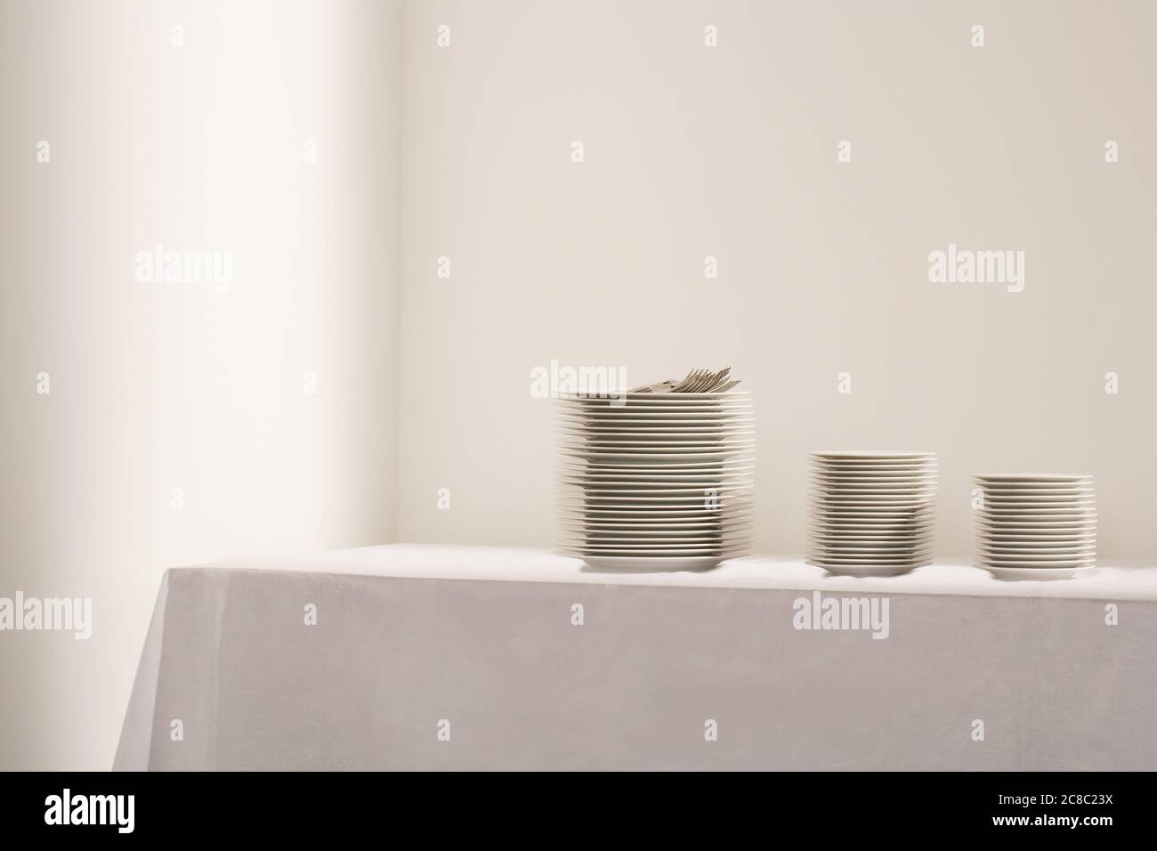 Stacks of plates hi-res stock photography and images - Alamy