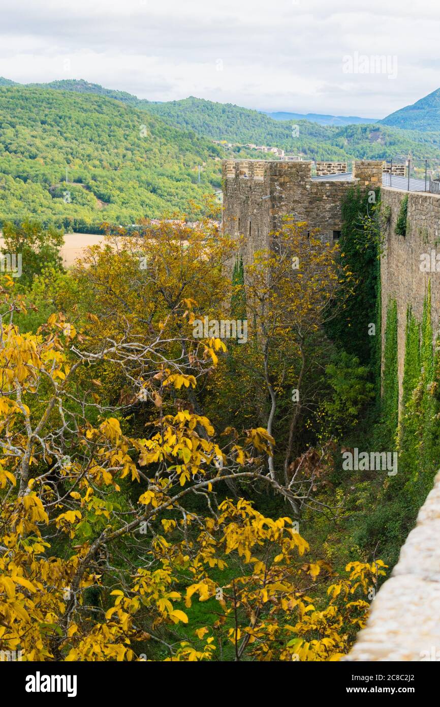 Outside the castle wall hi-res stock photography and images - Alamy
