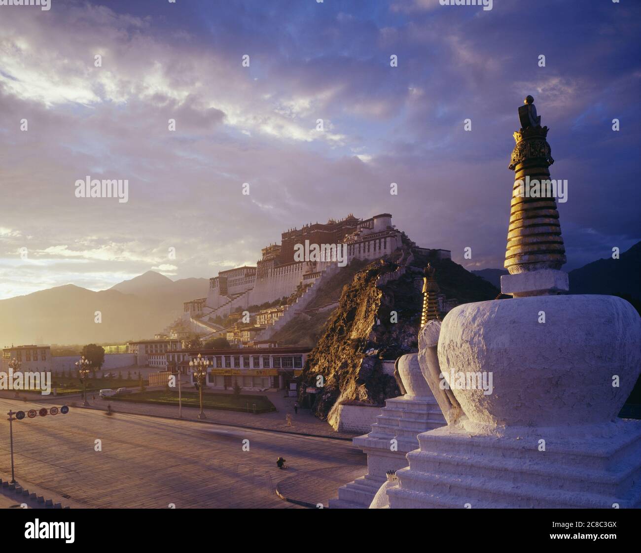 White stupa royal palace hi-res stock photography and images - Alamy