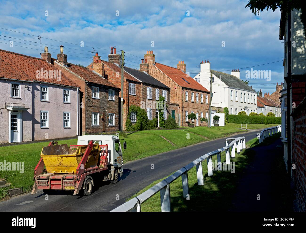 Skip lorry hi-res stock photography and images - Alamy