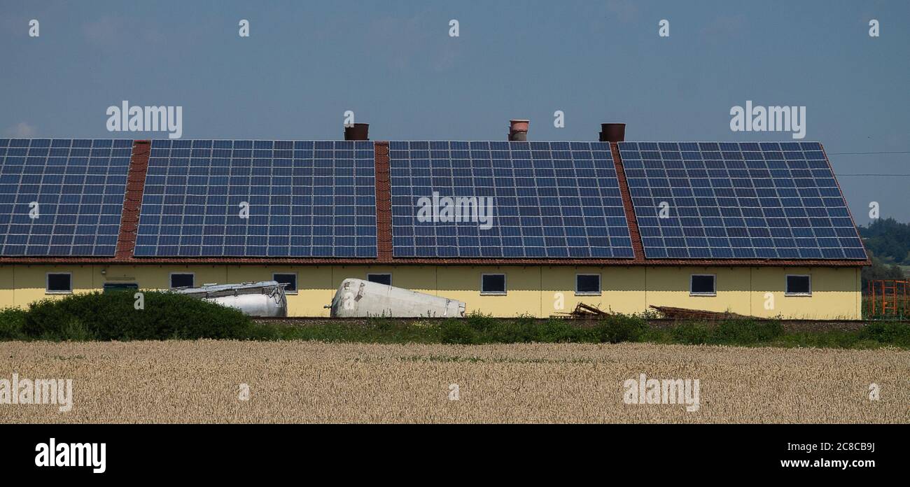 A very large photovoltaic system on an agricultural building Stock ...