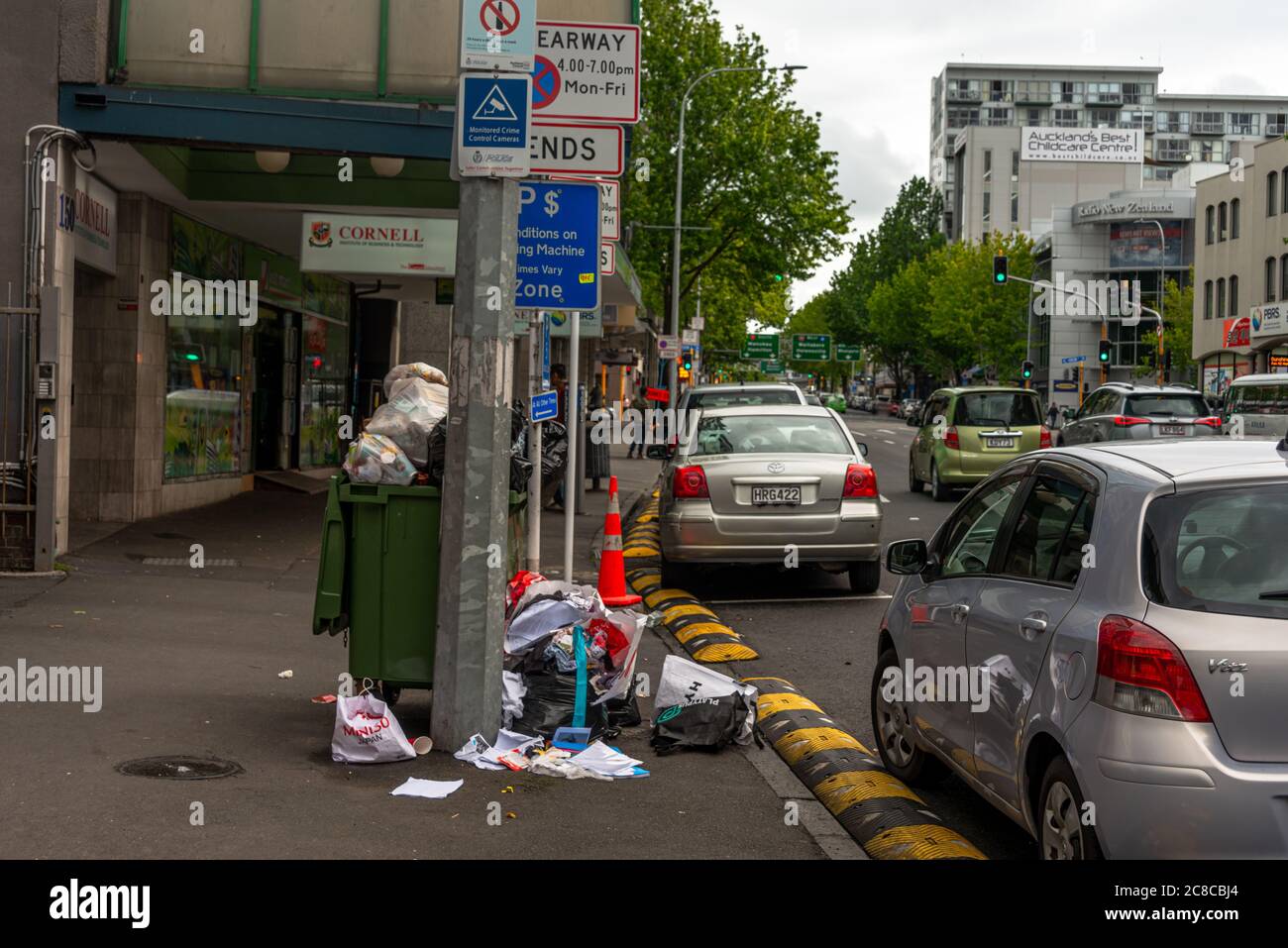 Litter littering streets hi-res stock photography and images - Alamy