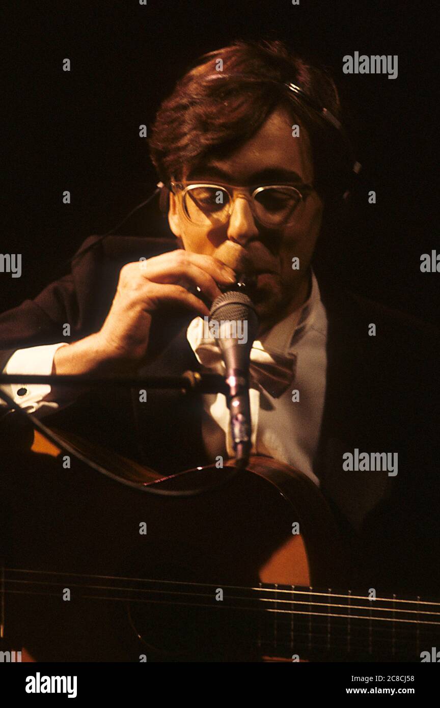 Simon Jeffes of the Penguin Cafe Orchestra live at the Mermaid Theater ...