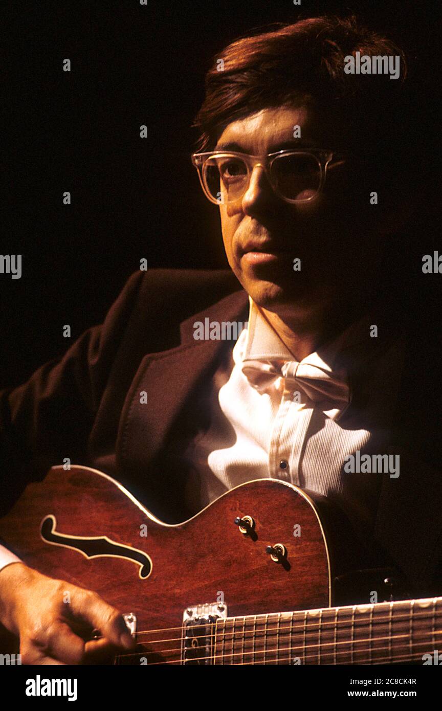 Simon Jeffes of the Penguin Cafe Orchestra live at the Mermaid Theater ...