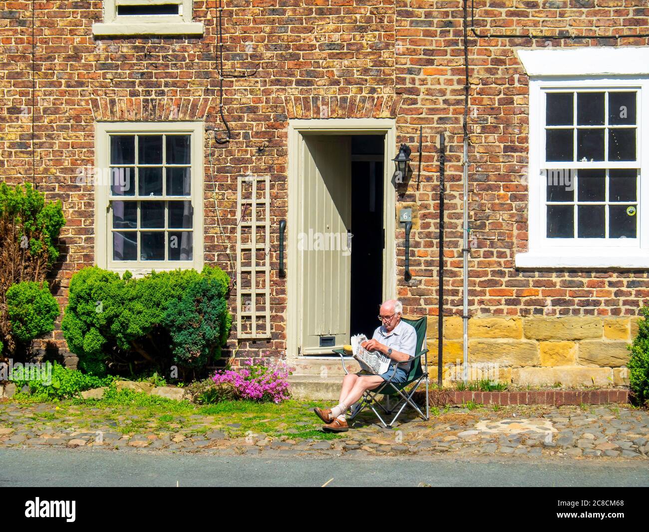 Man reading newspaper outside hi-res stock photography and images - Alamy