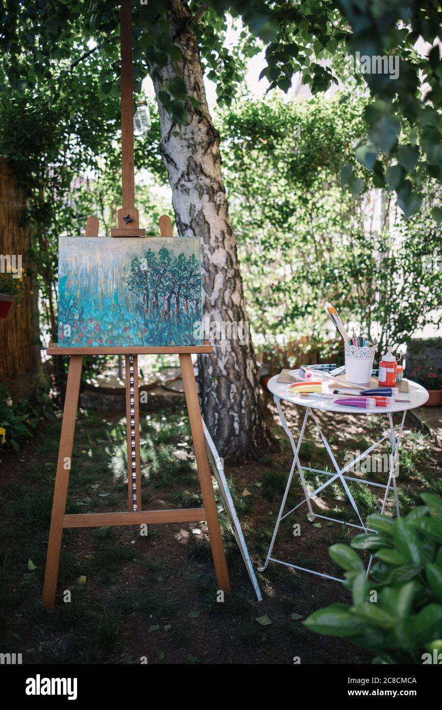 Outdoor artist's atelier with plants and trees Stock Photo - Alamy