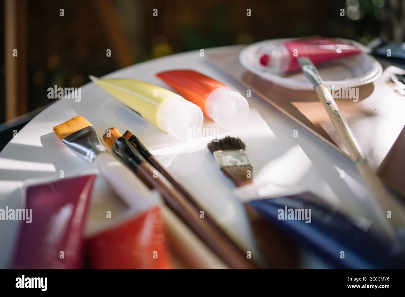 Artist palette used oil paint tubes hi-res stock photography and images ...