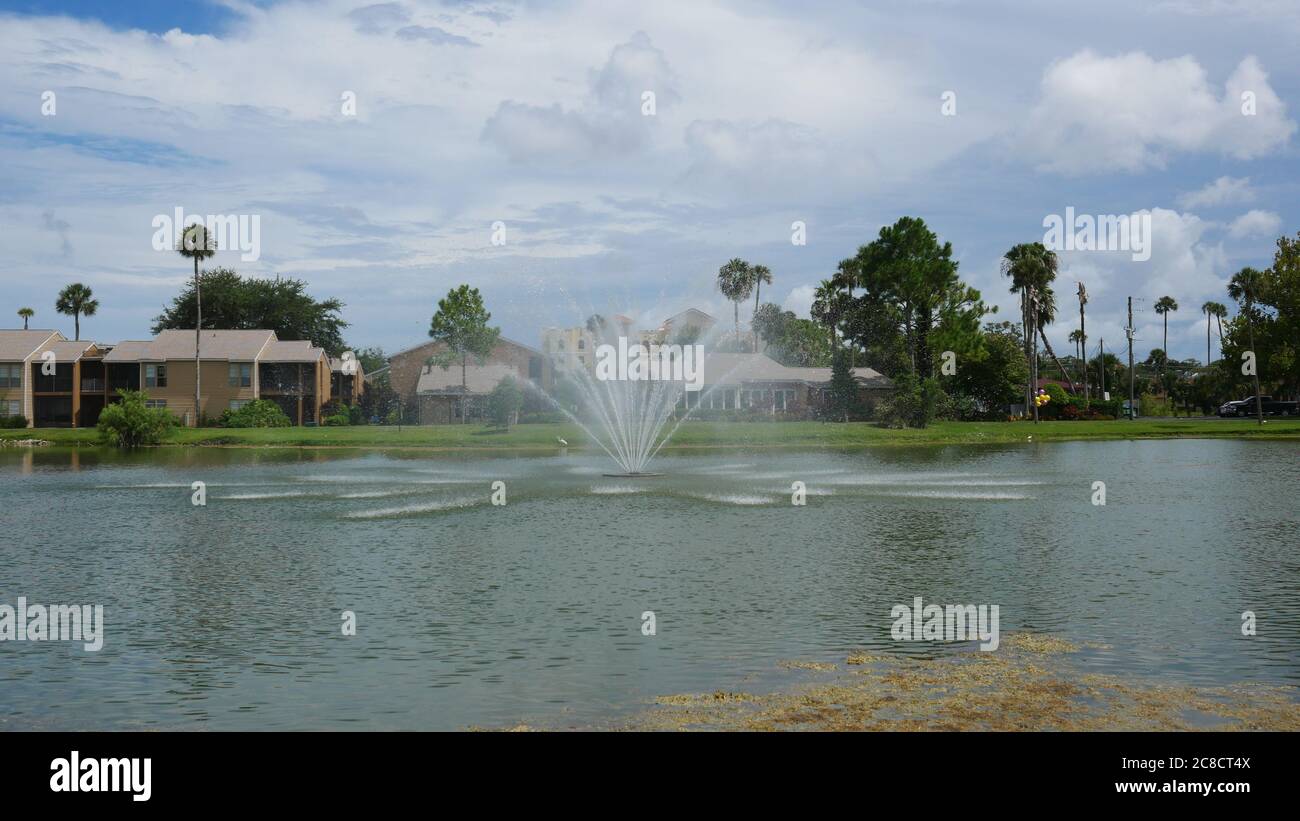 Florida fountain in the middle of pond Stock Photo - Alamy