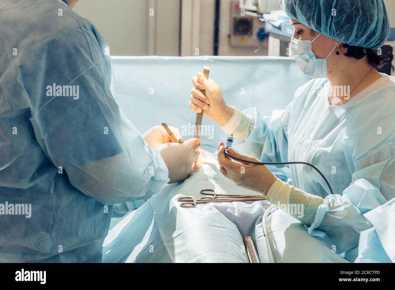 Surgeon operating live shot Stock Photo - Alamy