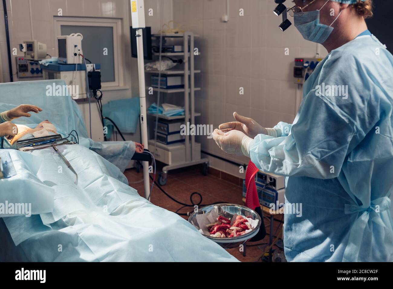 Hospital staff washing hands hi-res stock photography and images - Alamy