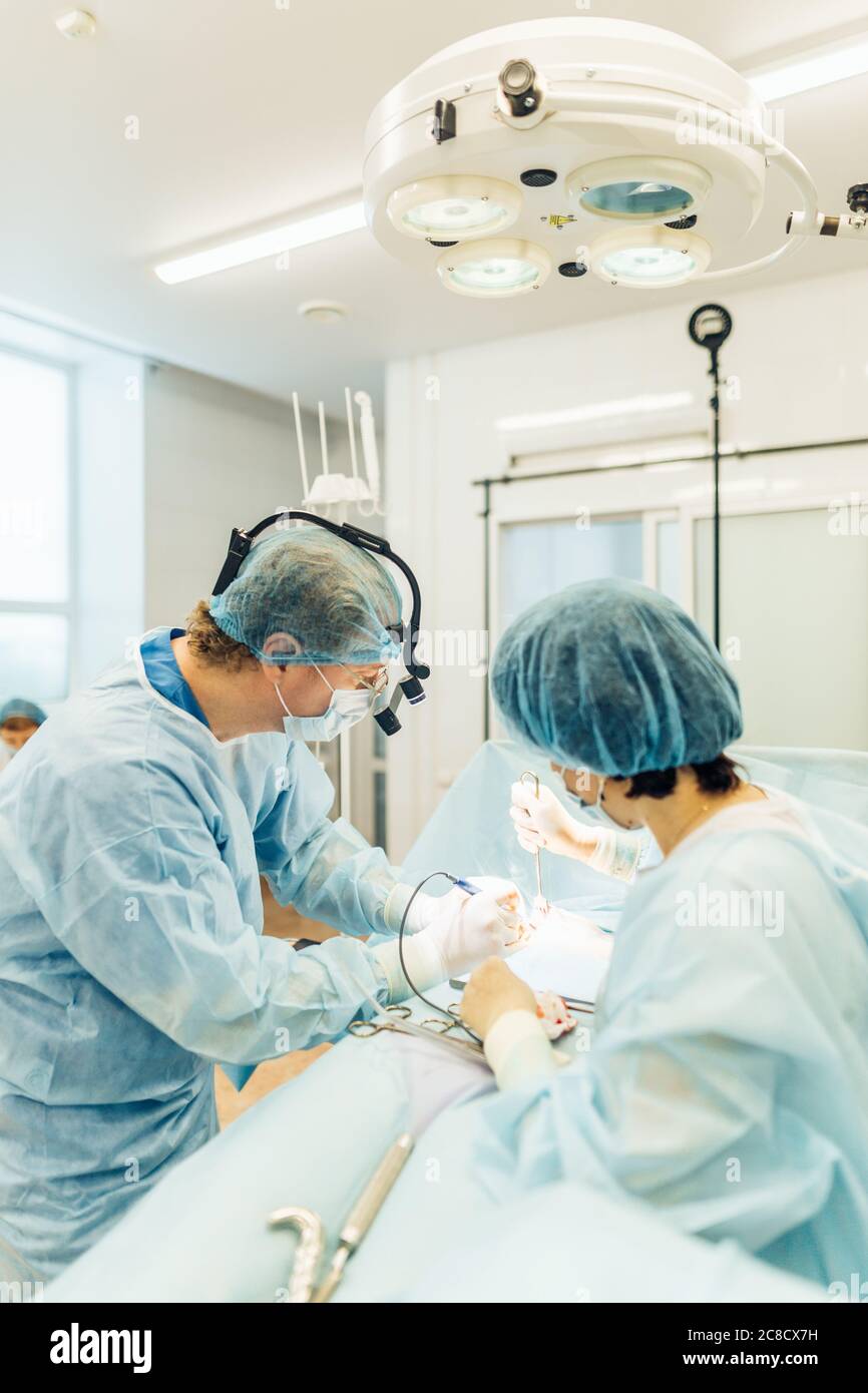 Surgeon operating live shot Stock Photo - Alamy