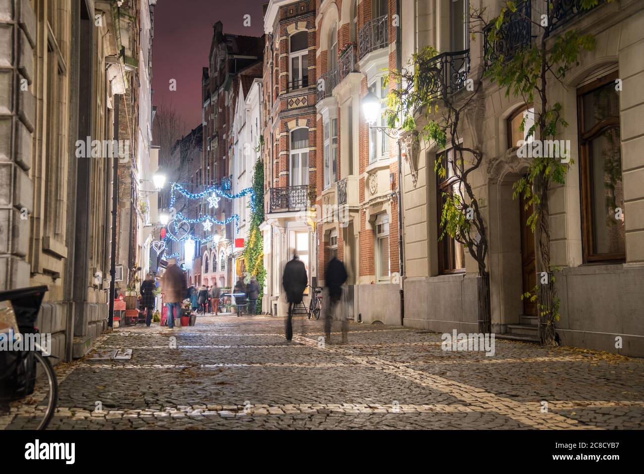Cobblestone city street lined hi-res stock photography and images - Alamy