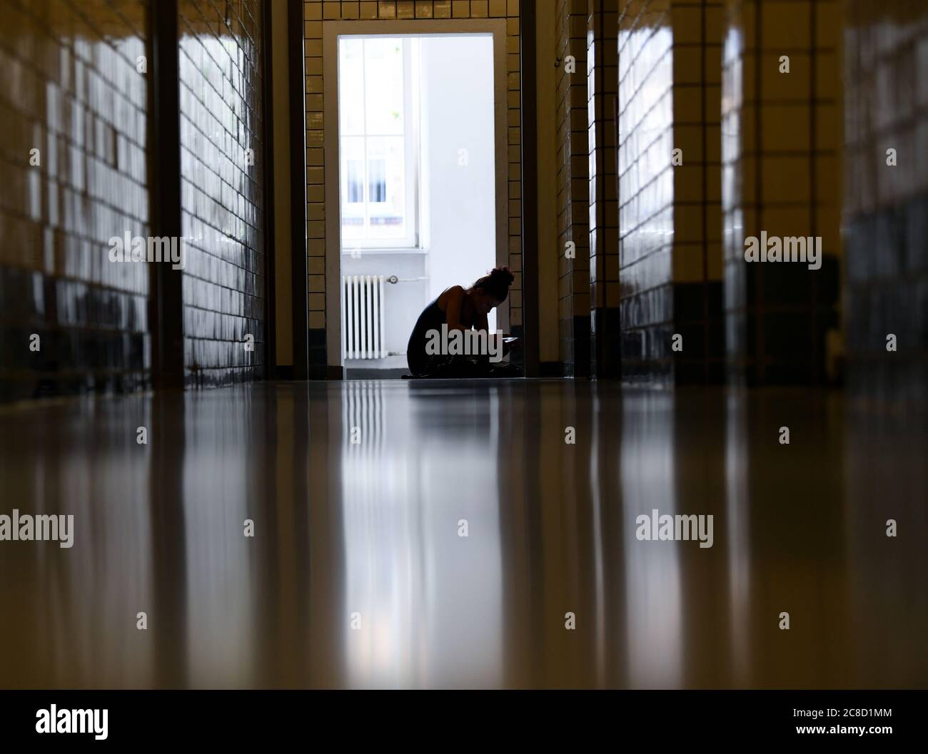 23 July 2020, Hessen, Frankfurt/Main: A drug addict is in the hallway ...