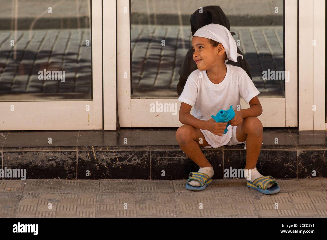 Child sitting outside cuba hi-res stock photography and images - Alamy