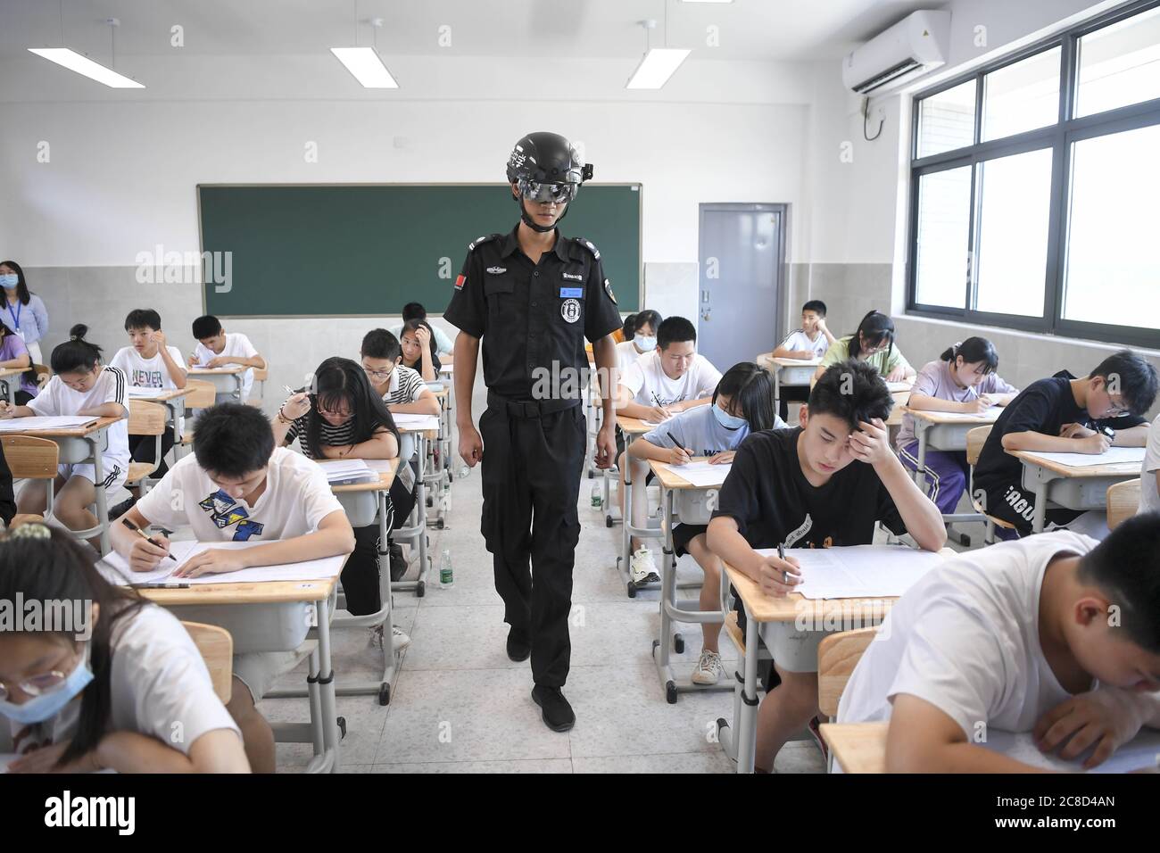 100 students hi-res stock photography and images - Alamy