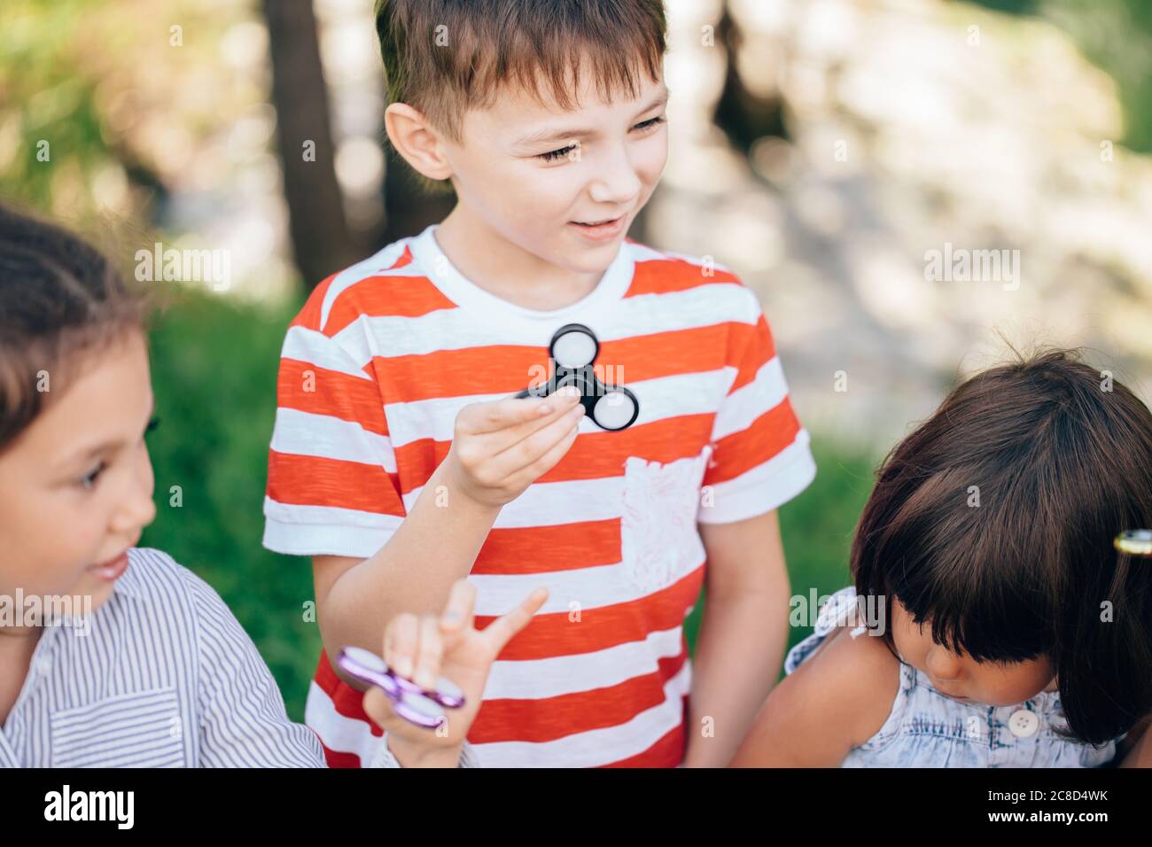 Kids posing with their fidget spinners outdoor Stock Photo - Alamy