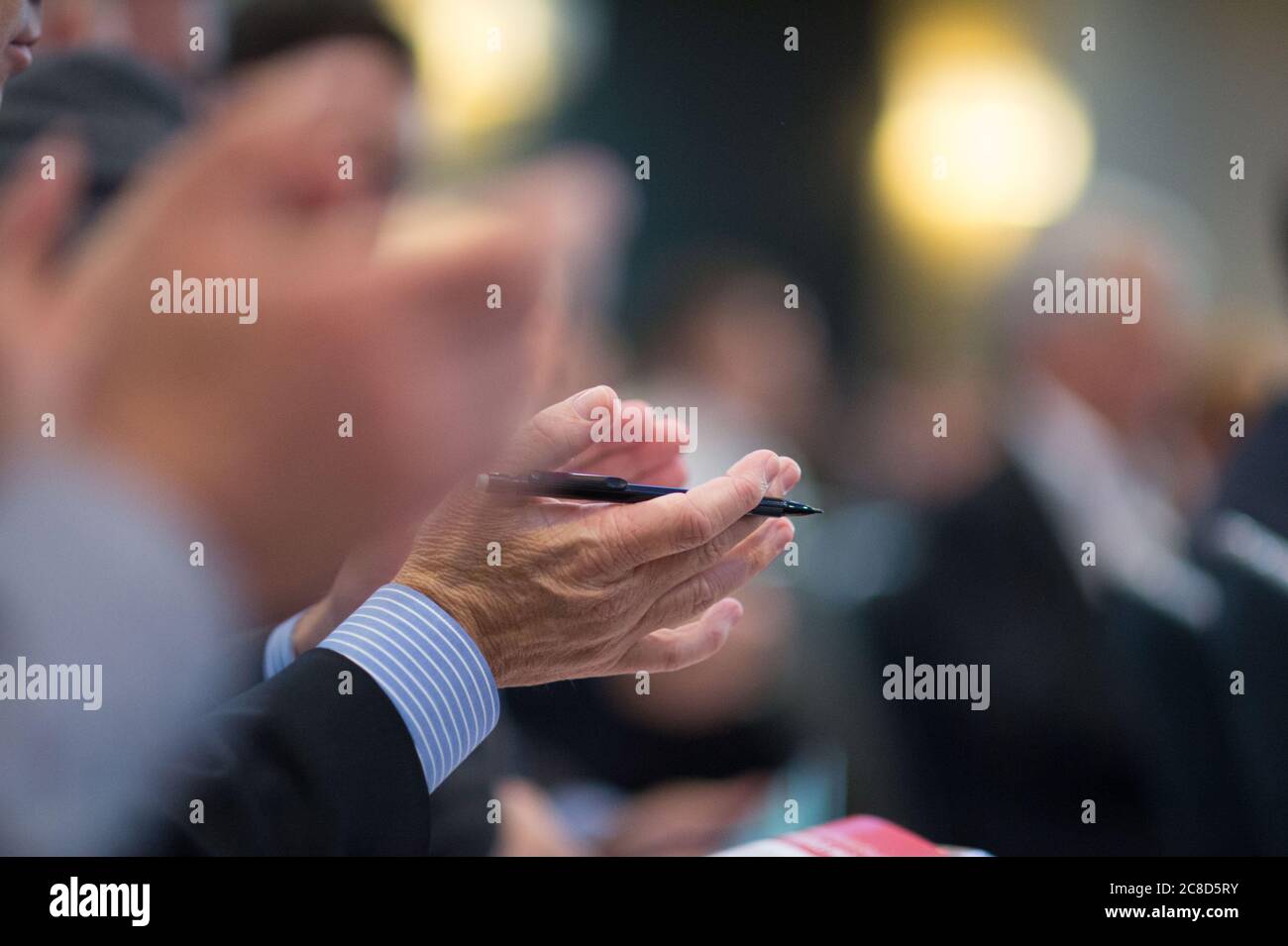 Audience clapping in row hi-res stock photography and images - Alamy