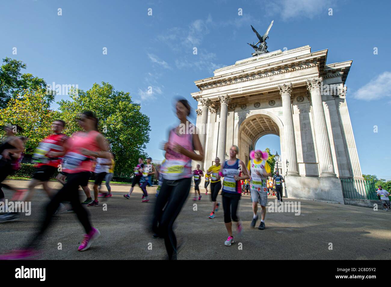 Running london blur hi-res stock photography and images - Alamy