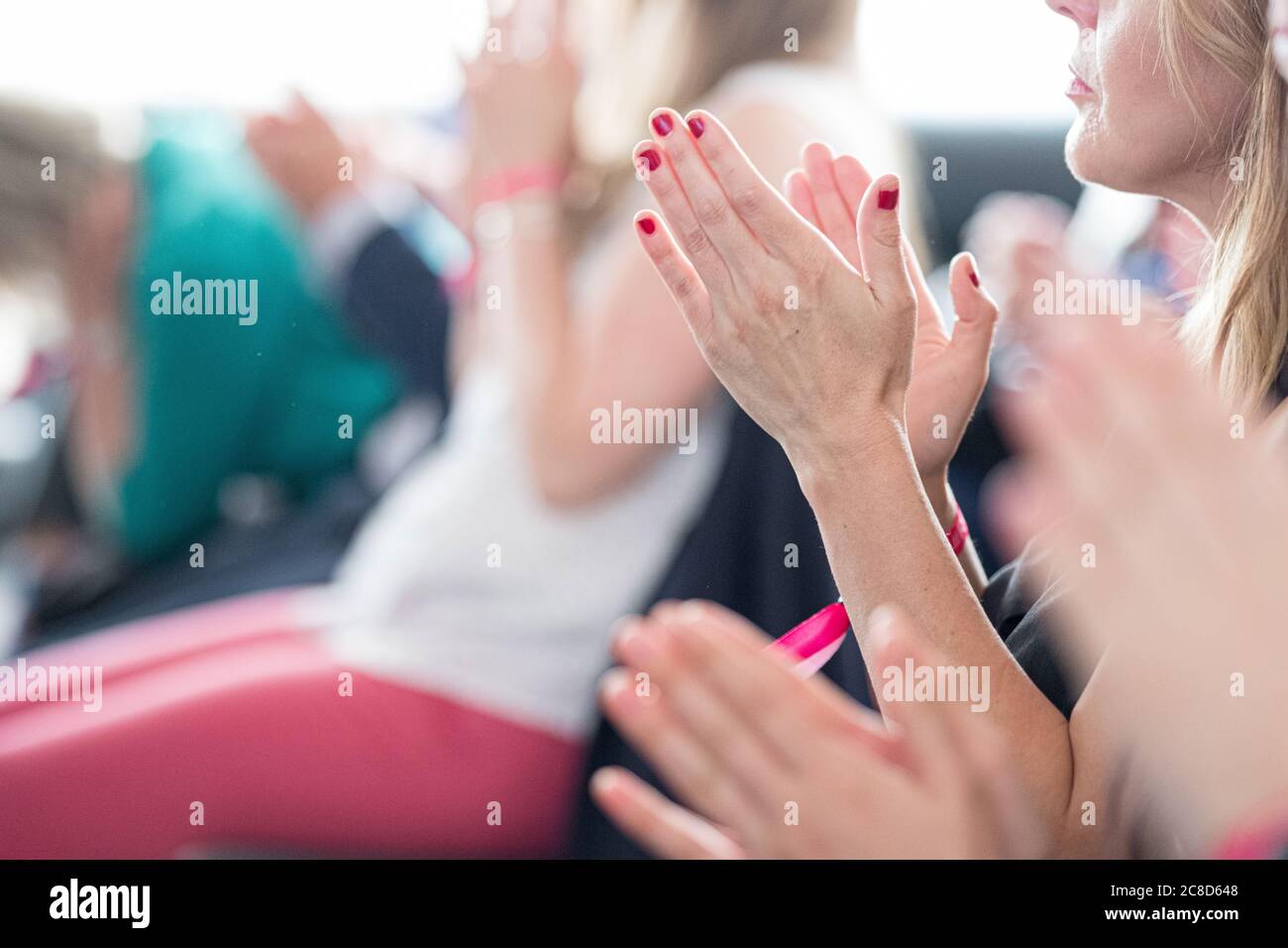 Applause audience hi-res stock photography and images - Alamy