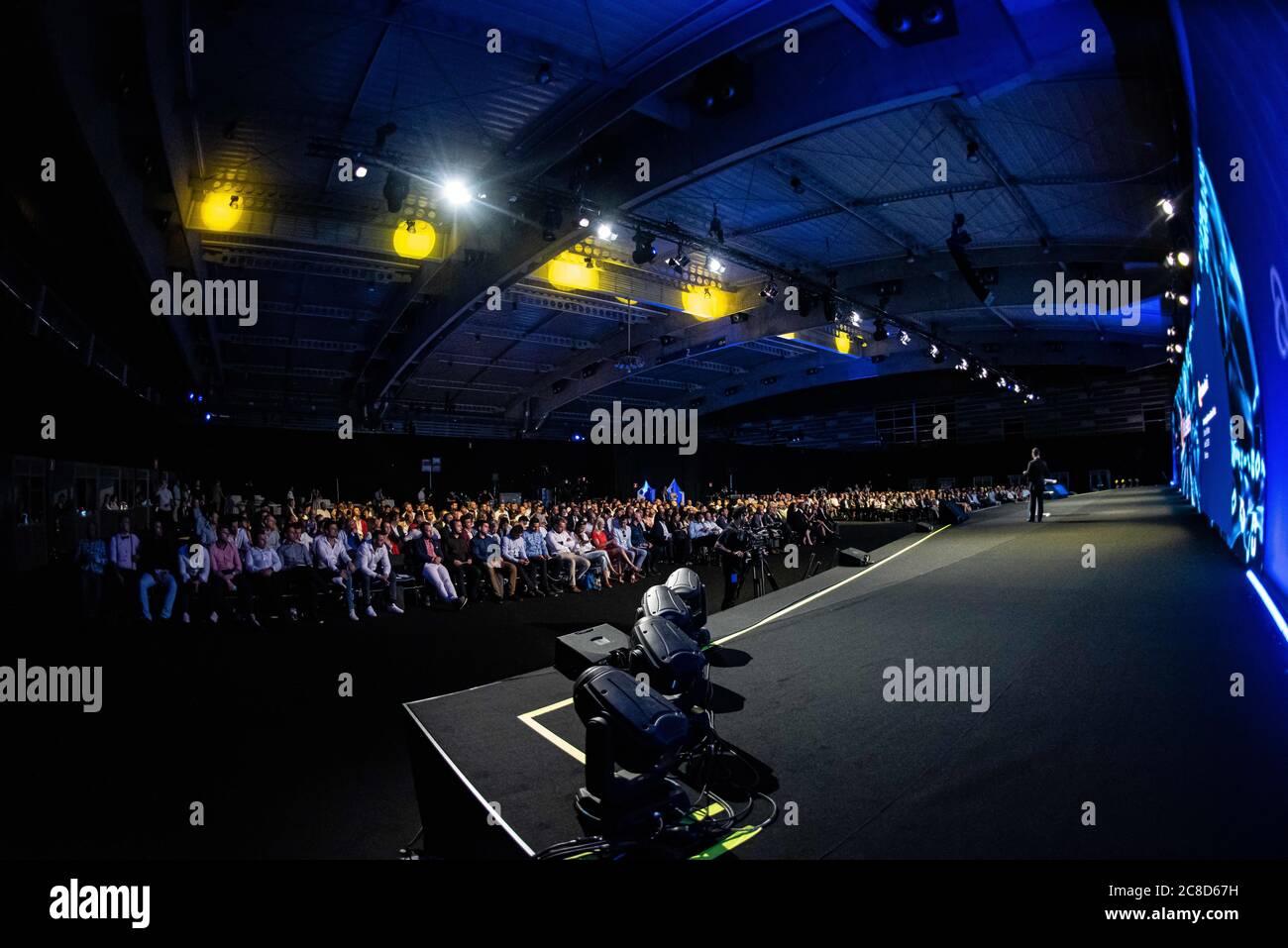Speaker conference hall hi-res stock photography and images - Alamy