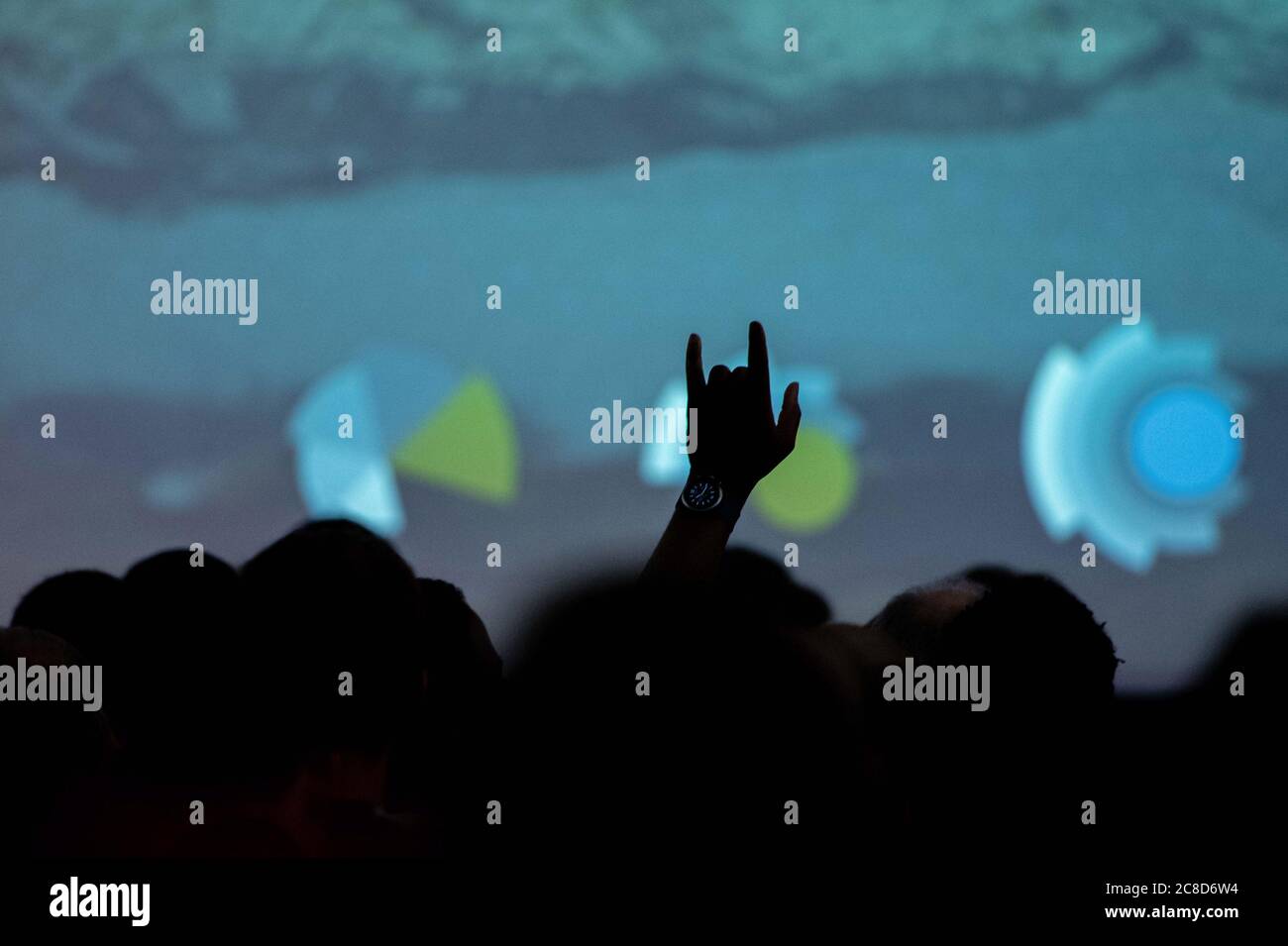 Meeting speaker hands raised hi-res stock photography and images - Alamy