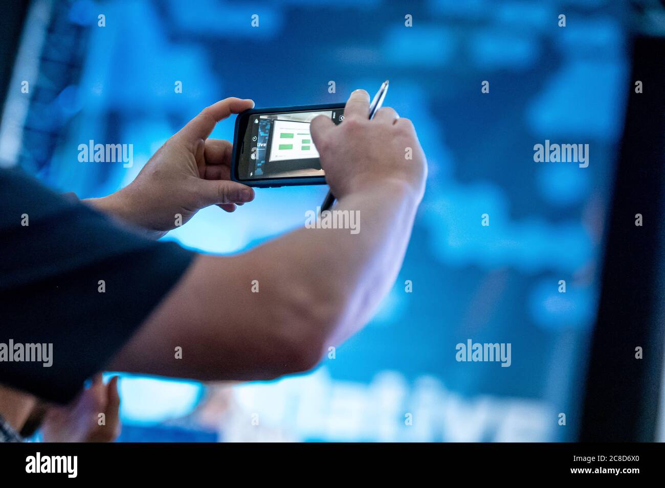 Crowd filming with phones hi-res stock photography and images - Alamy