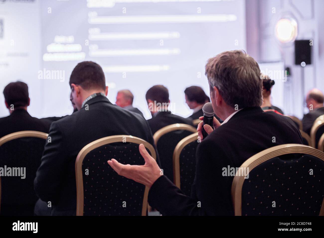 Journalist microphone hi-res stock photography and images - Alamy