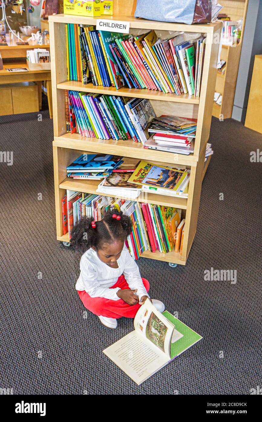African kids reading books hi-res stock photography and images - Alamy