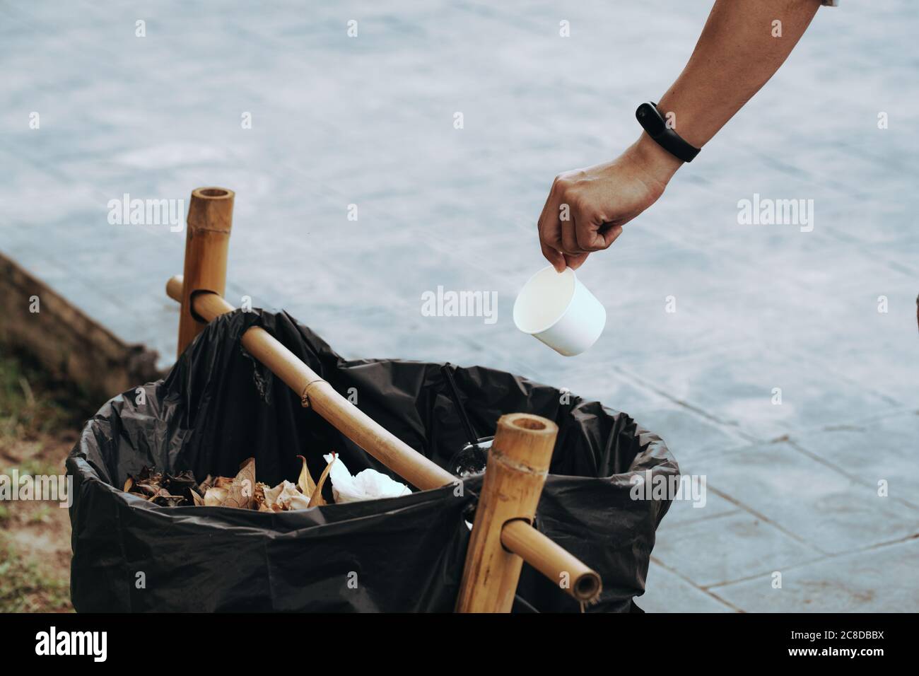 Person throwing trash grass hi-res stock photography and images - Alamy