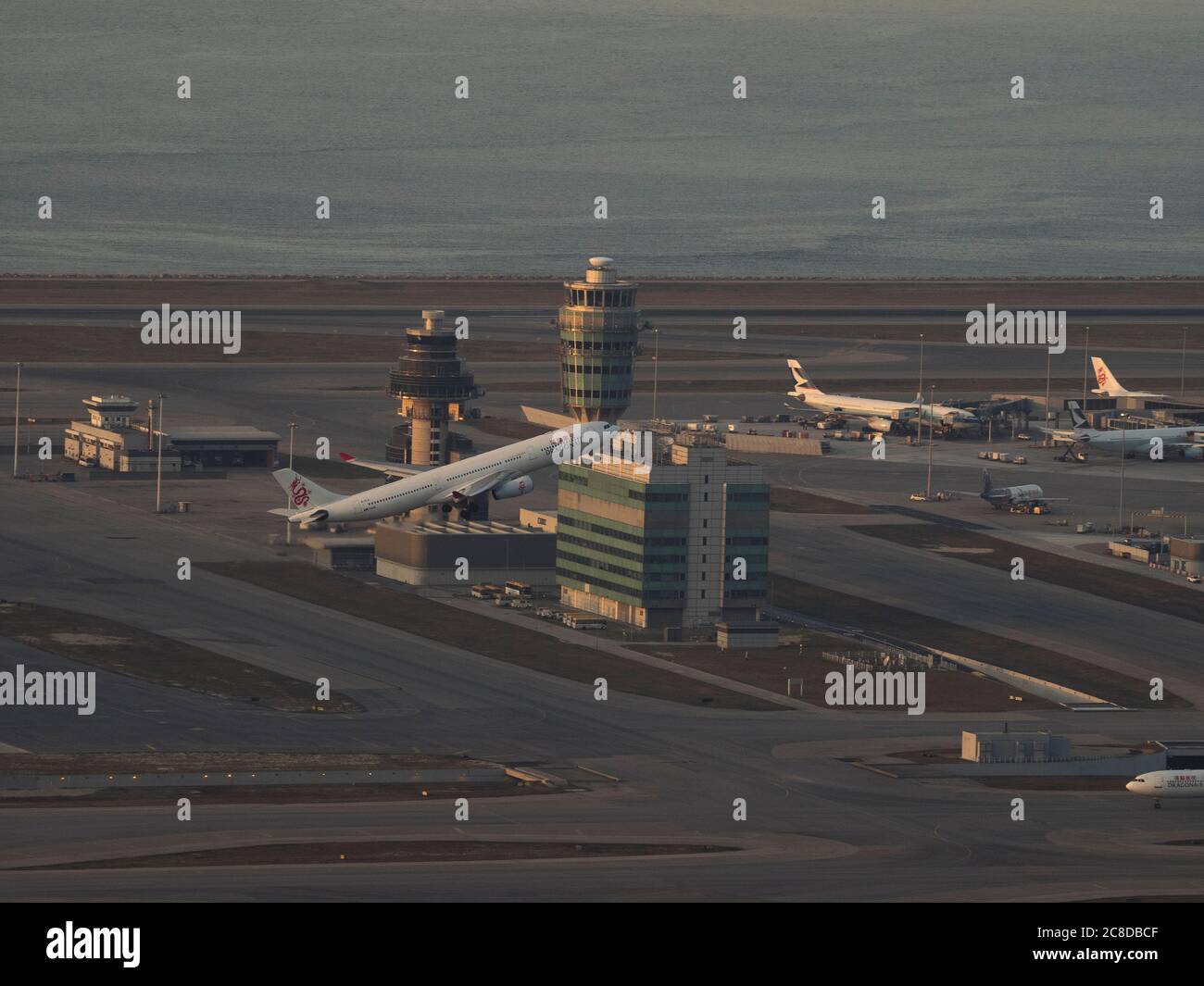 Dragon Air taking off at Hong Kong Airport Stock Photo - Alamy