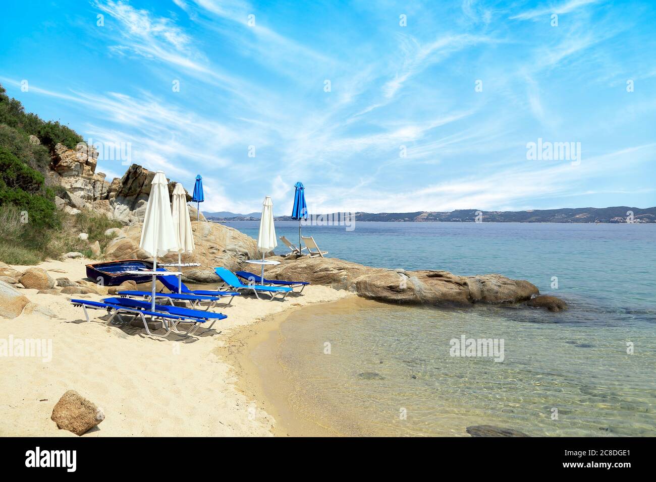 Small sandy beach hi-res stock photography and images - Alamy