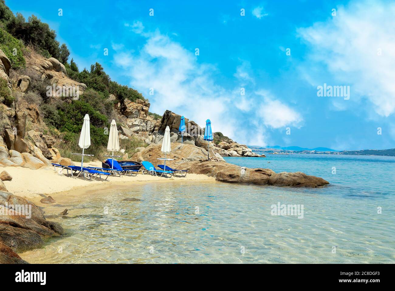 Small sandy beach hi-res stock photography and images - Alamy