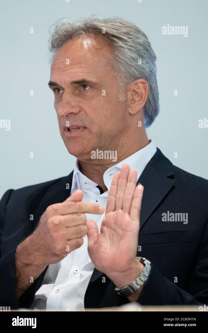 On the podium: KSC Vice-candidate Martin Mueller Portrait, portrait ...