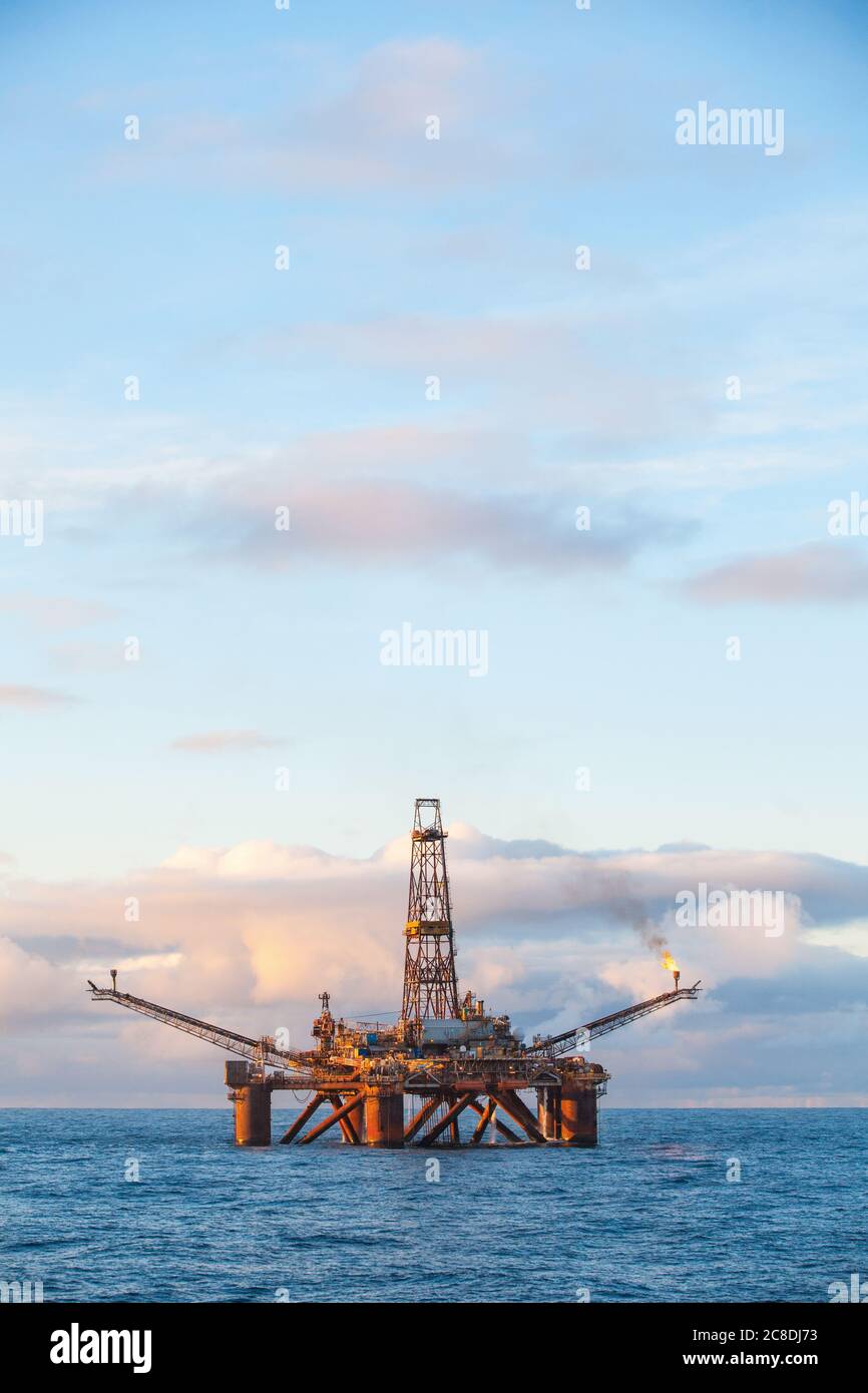 Offshore oil rig Stock Photo - Alamy
